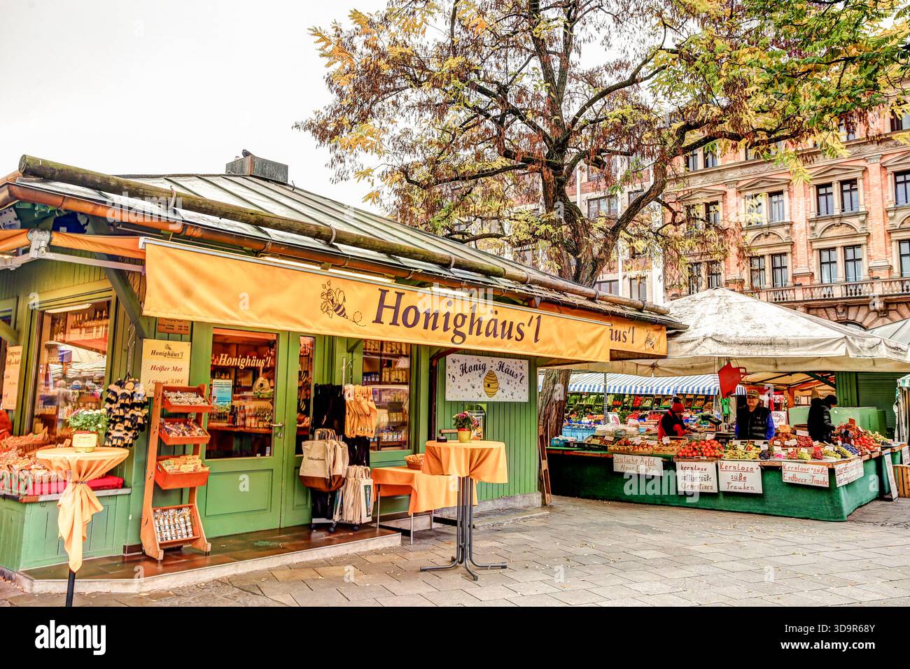 Vendor stalls and produce stands at Viktualienmarkt in Munich, Germany ...