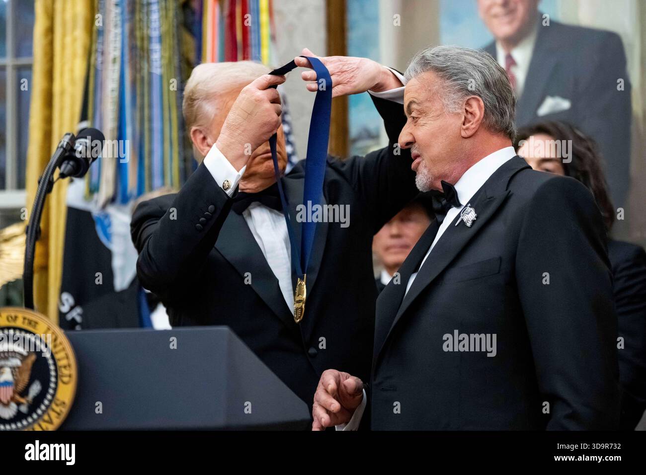 President Donald Trump presents a medal to 2025 Kennedy Center Honoree ...