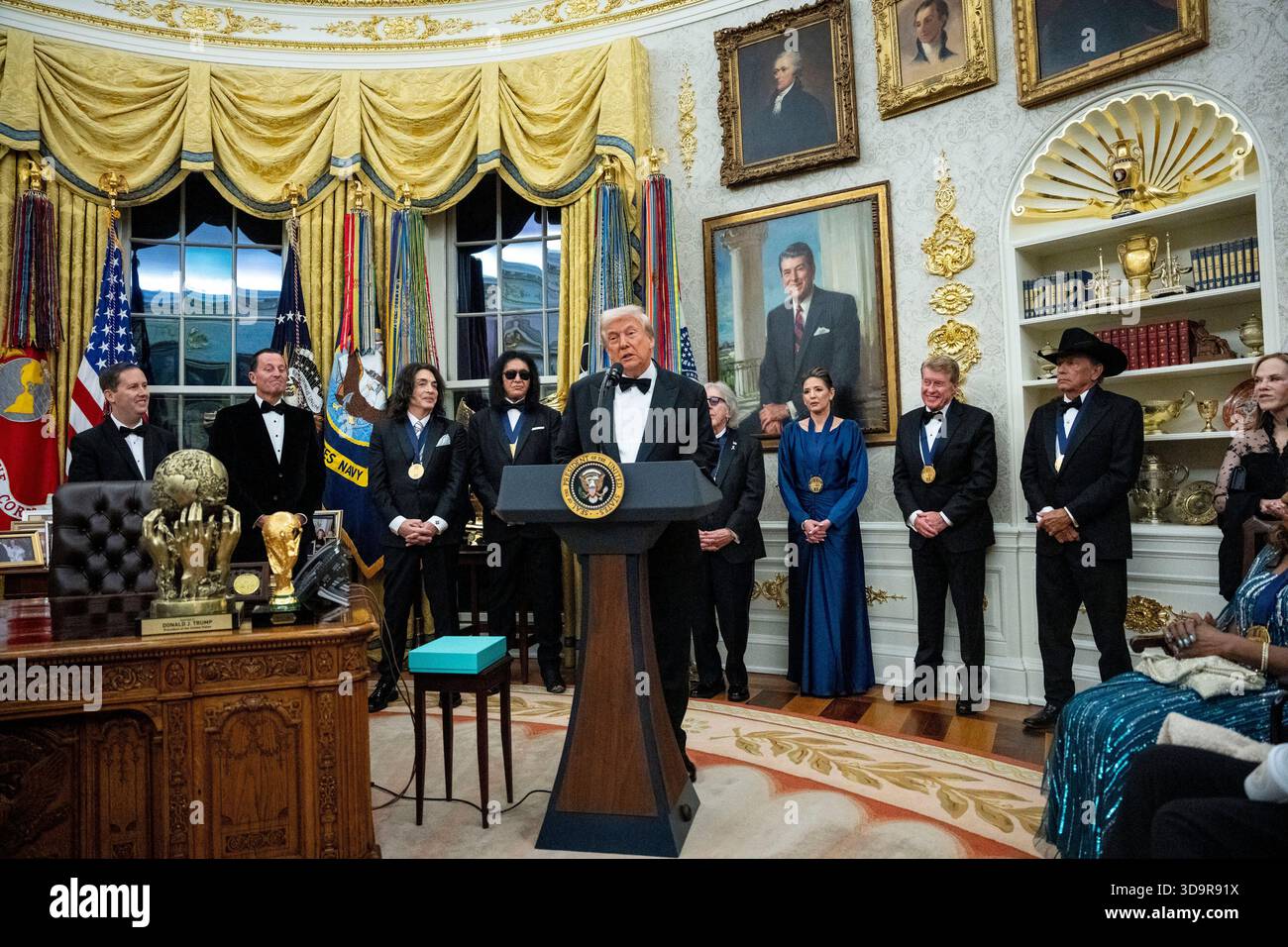 President Donald Trump awards 2025 Kennedy Center Honorees with their ...