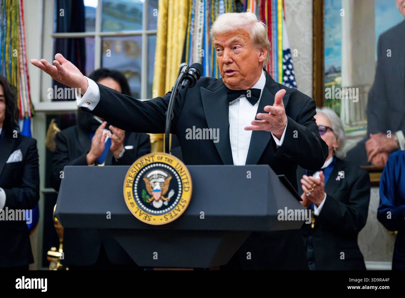 President Donald Trump awards 2025 Kennedy Center Honorees with their ...