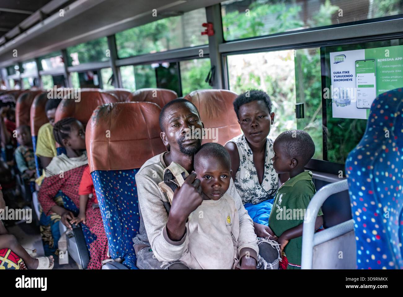(251207) -- BUGARAMA, Dec. 7, 2025 (Xinhua) -- A displaced family from ...