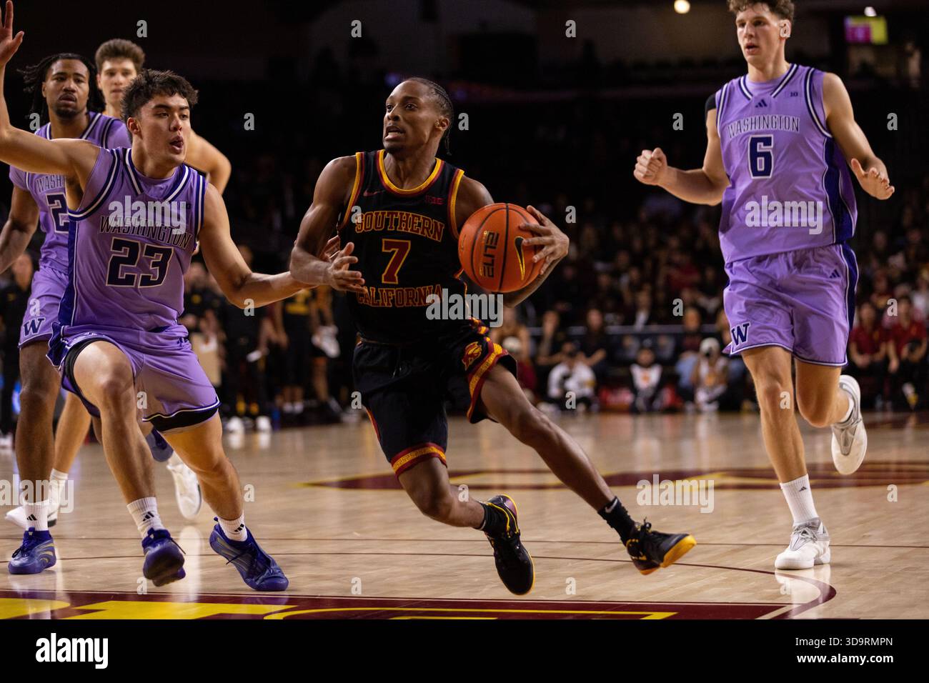 Southern California guard Jordan Marsh (7) drives the ball against ...