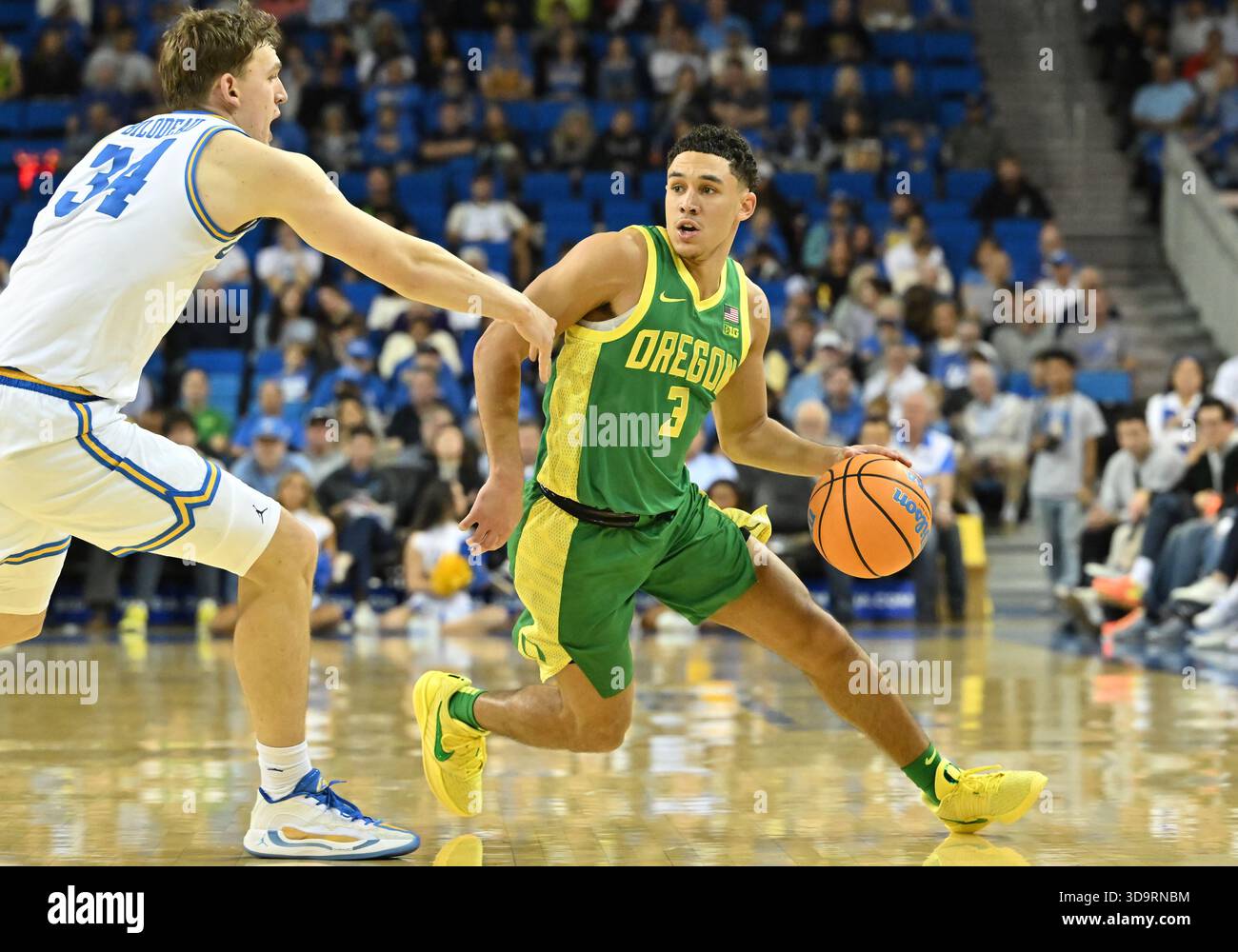 LOS ANGELES, CA - DECEMBER 06: Oregon Ducks guard Jackson Shelstad (3 ...