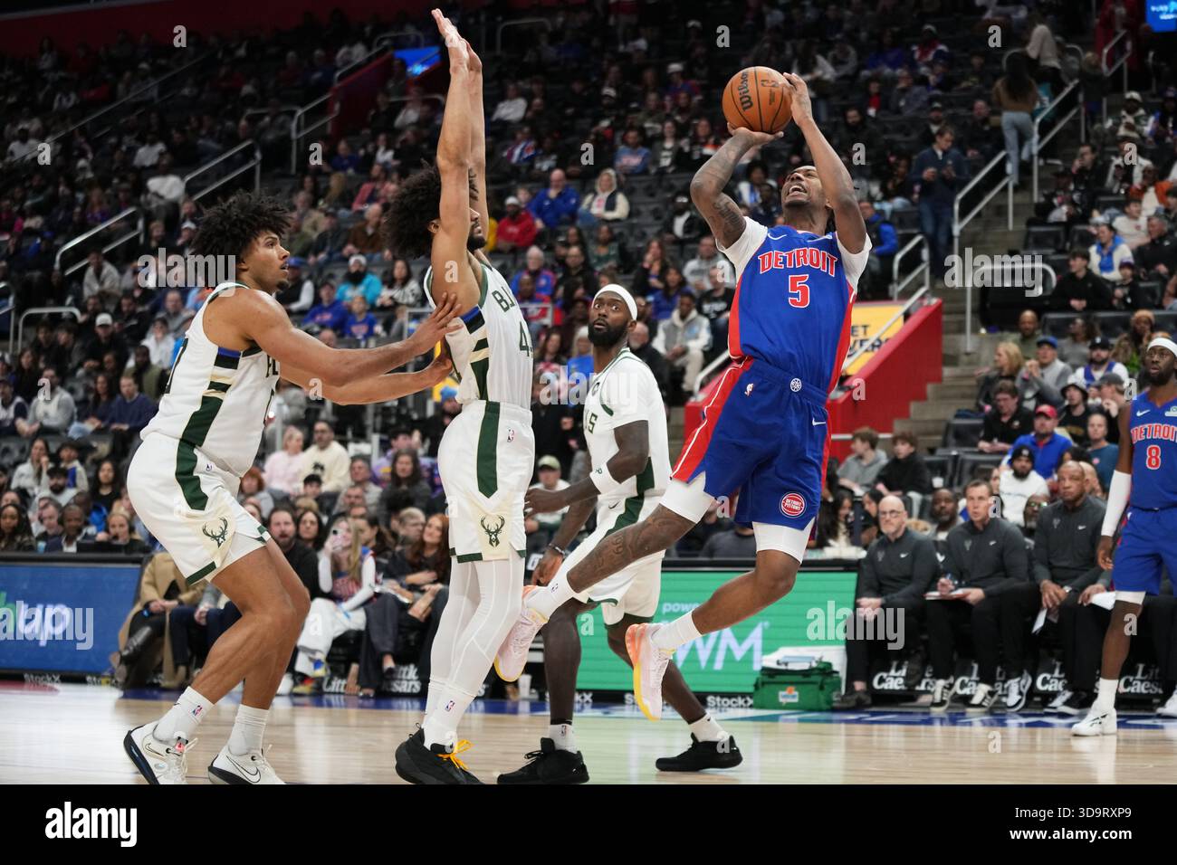 Detroit Pistons forward Ronald Holland II, right, goes up to shoot ...