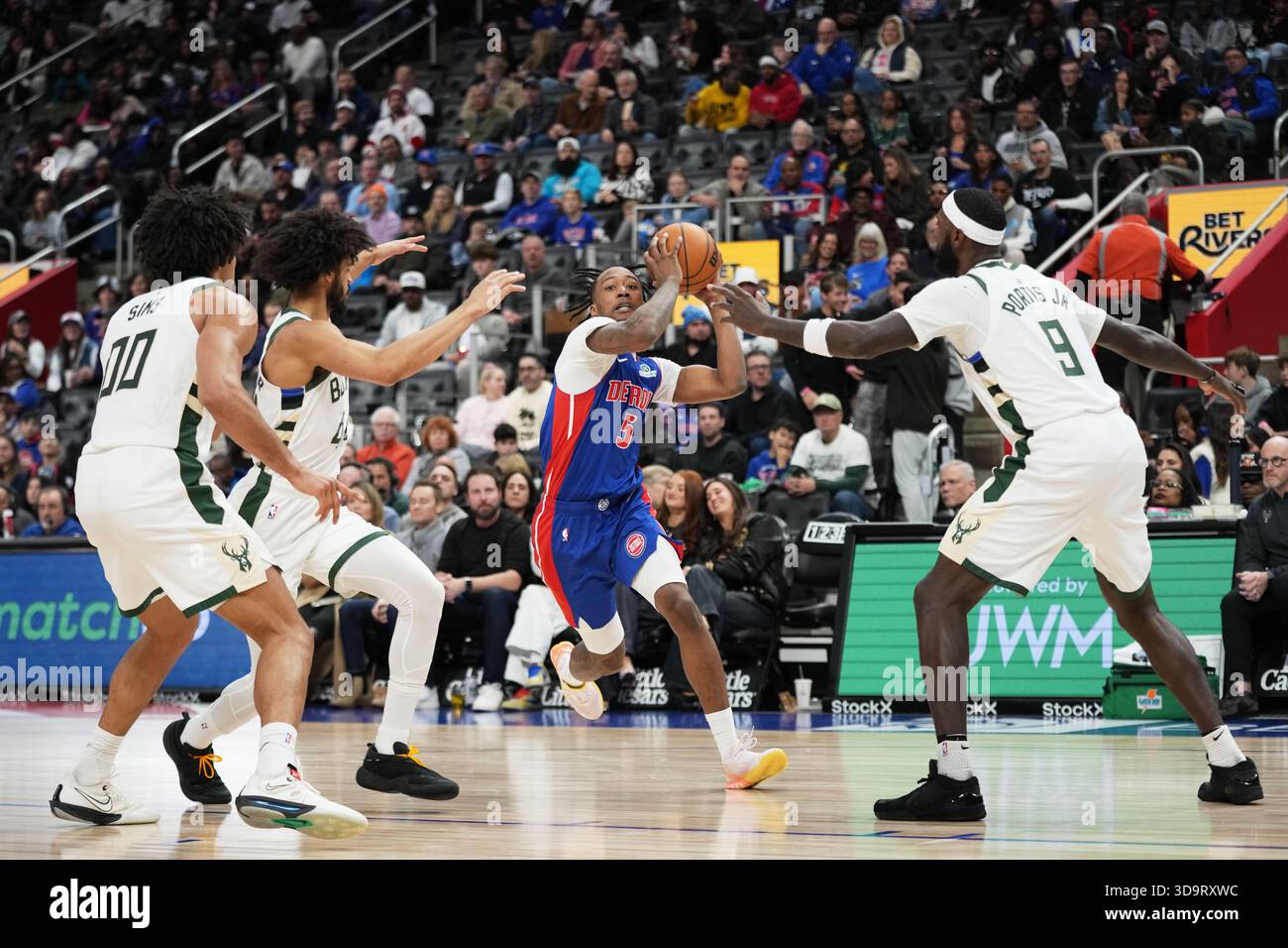 Detroit Pistons forward Ronald Holland II, center, drives against from ...