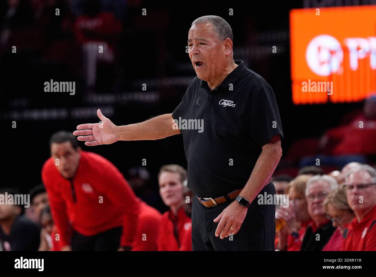Houston head coach Kelvin Sampson reacts from the sideline during the ...