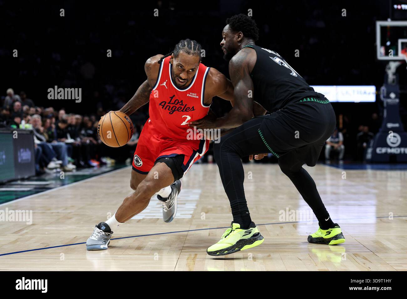 Los Angeles Clippers forward Kawhi Leonard, left, works around ...