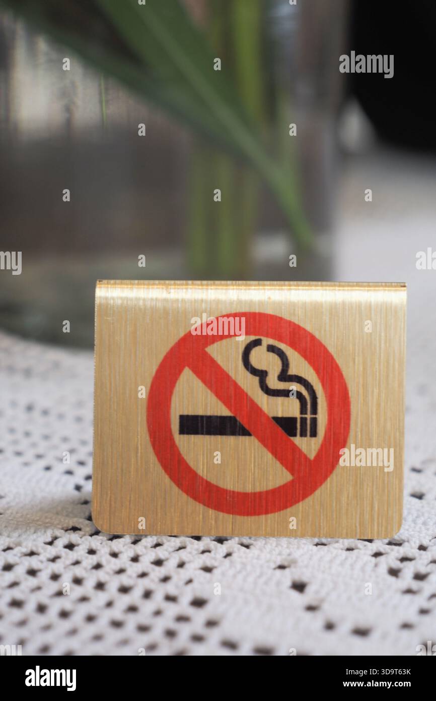 No smoking sign on table in indoor setting Stock Photo - Alamy