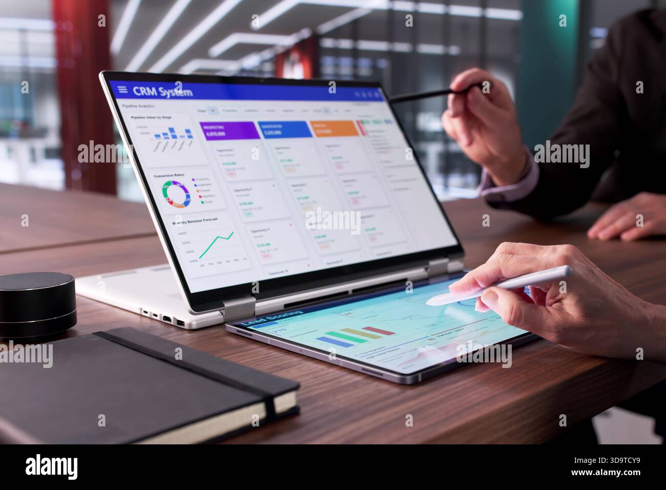 Hr manager using software hi-res stock photography and images - Alamy
