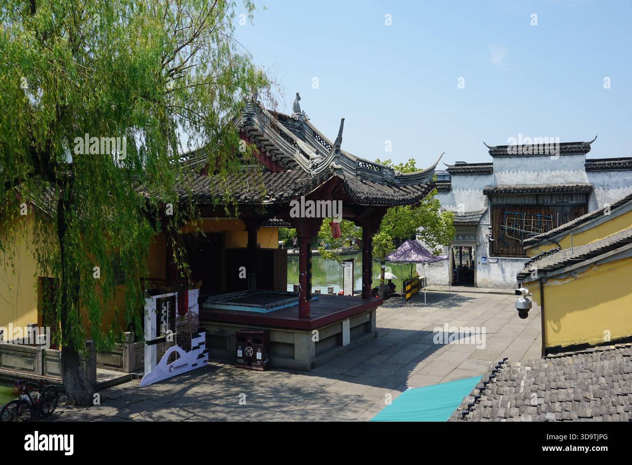 Shaoxing (Zhejiang), China: Ancient Drama Stage viewed from Shuige ...