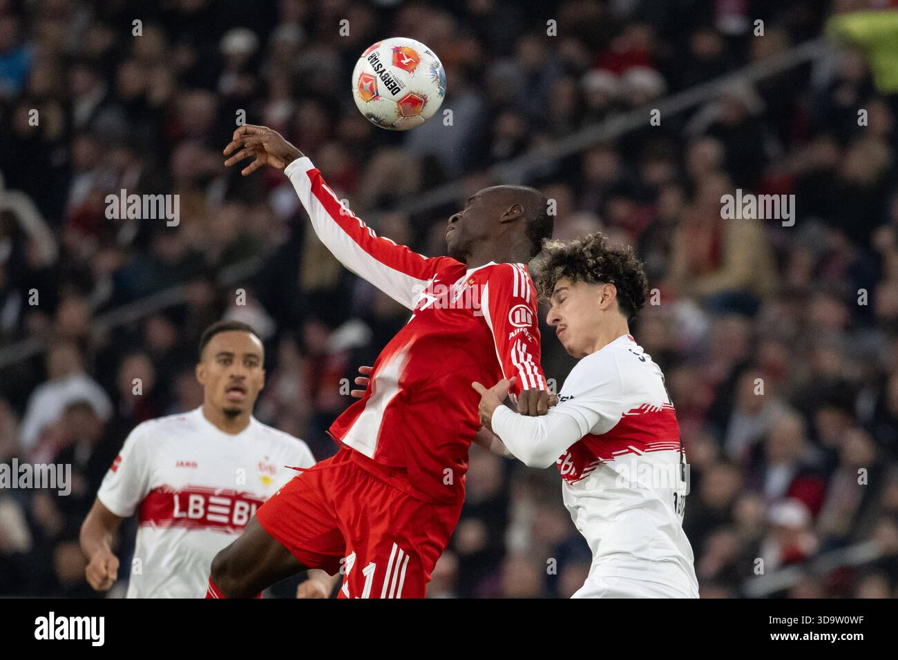 from left in the header duel Nicolas Jackson (FC FC Bayern Munich, #11 ...