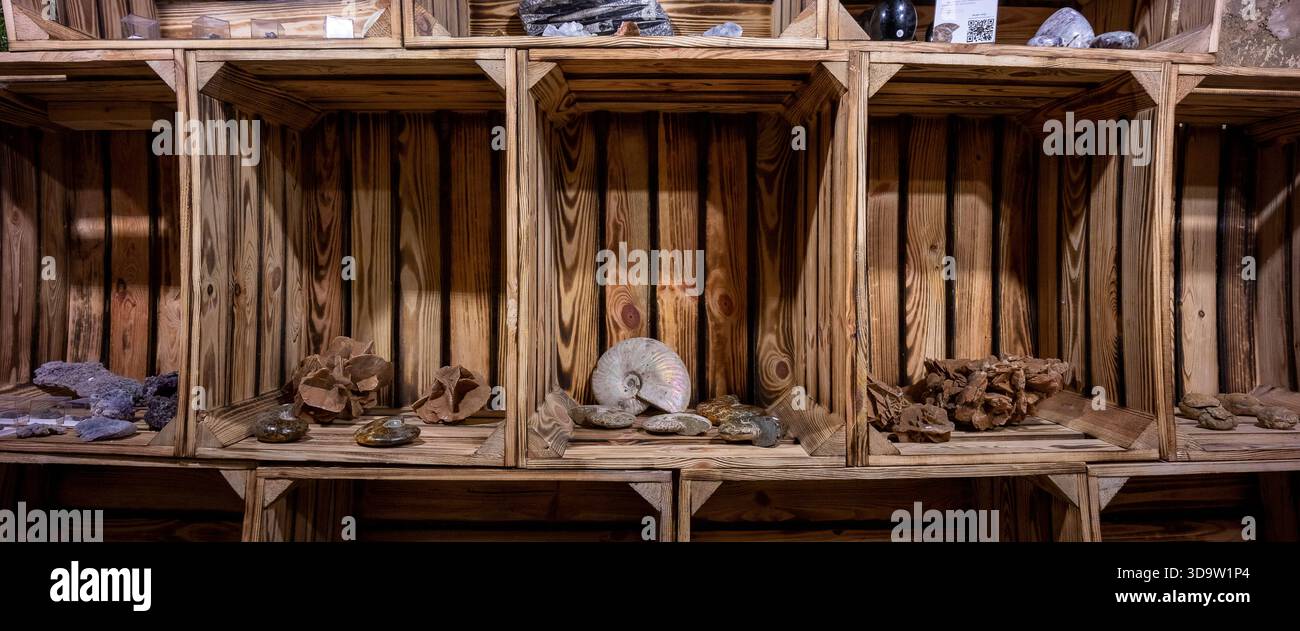 Dutch Christmas market in municipal mining caves richly decorated Stock ...