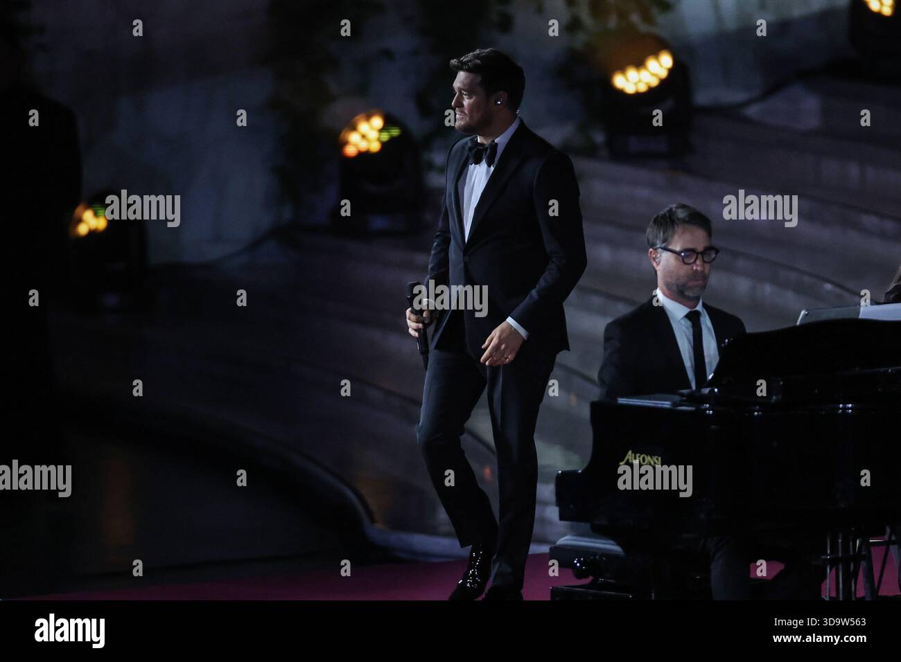 Michael Steven Buble performs his repertoire in front of the audience ...