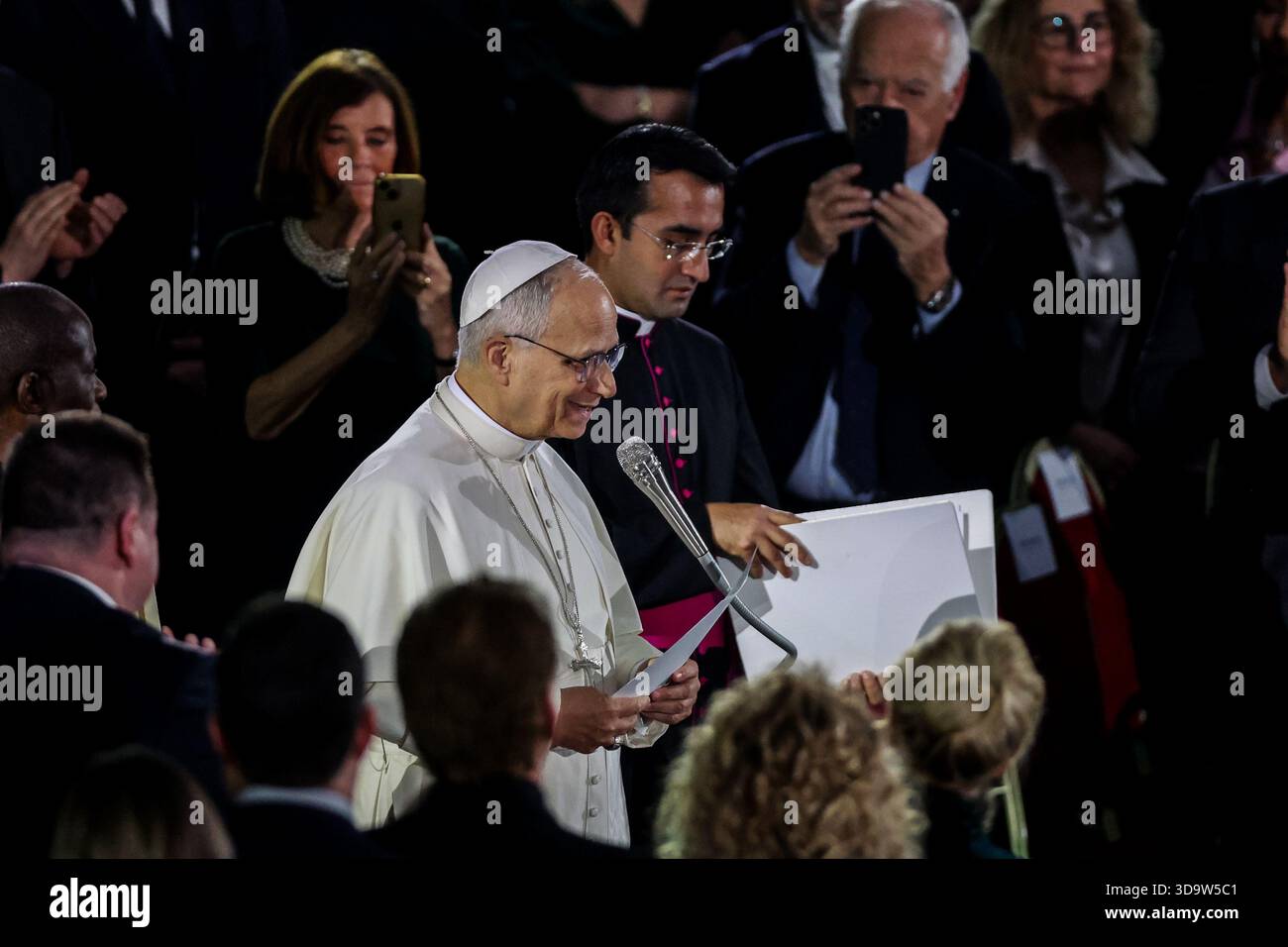 At the end of the concert, the Pope thanked the singers and the ...