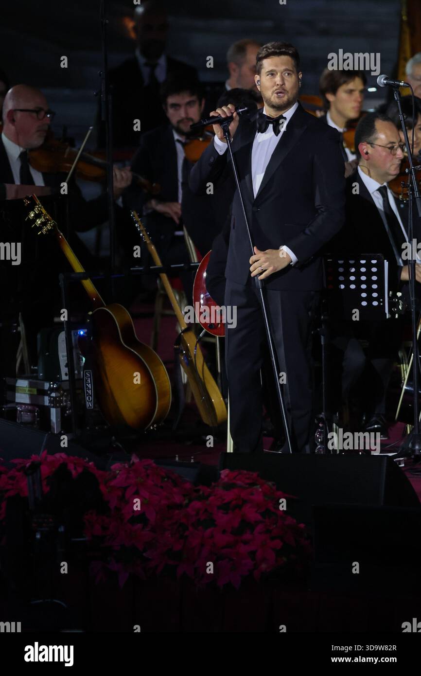 Michael Steven Buble performs his repertoire in front of the audience ...