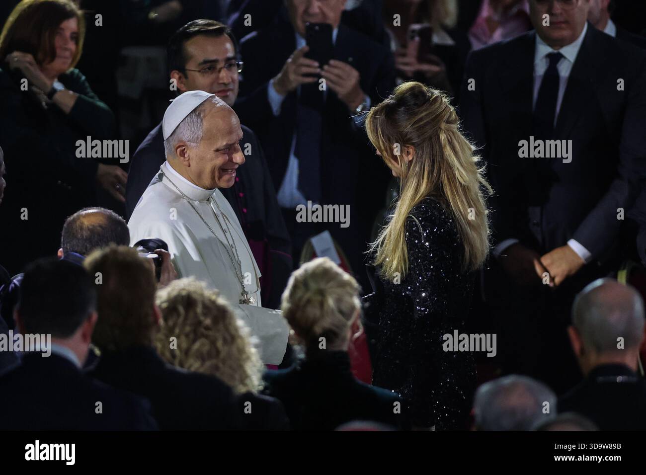 The pontiff greets and thanks Serena Autieri at the end of the concert ...