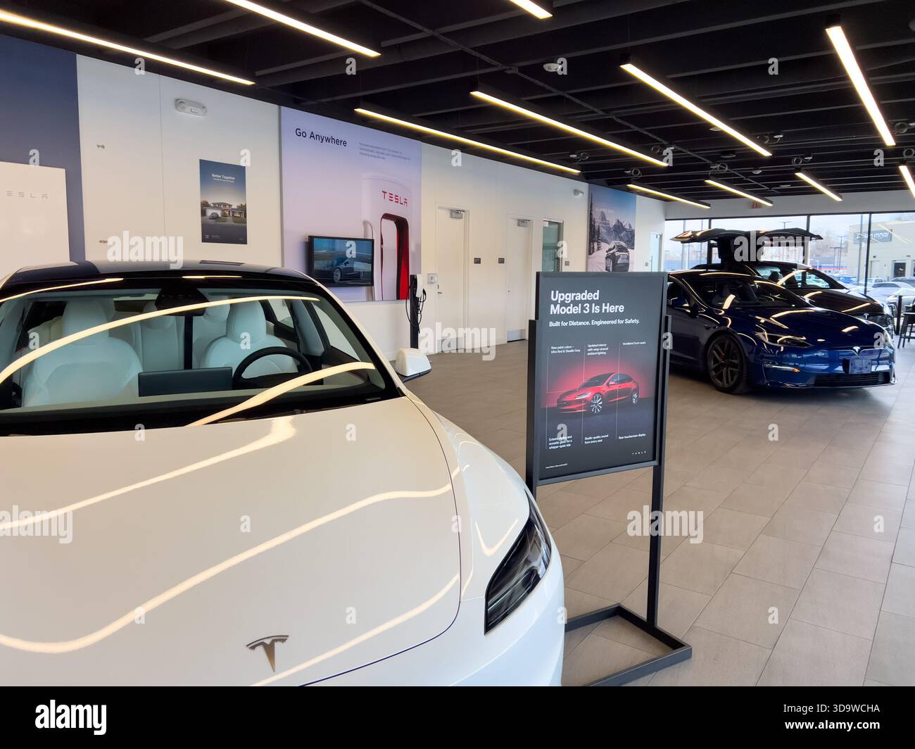 Tesla model 3 sedan hi-res stock photography and images - Alamy