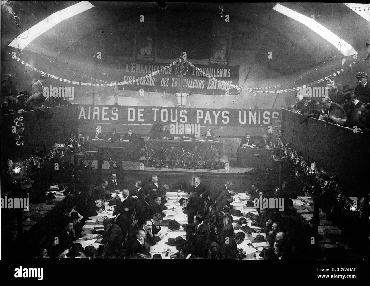 Les prolétaires hi-res stock photography and images - Alamy