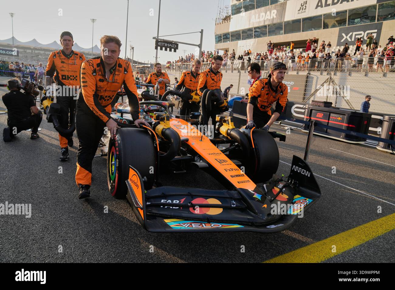 Crew pushes McLaren driver Oscar Piastri of Australia on the starting ...