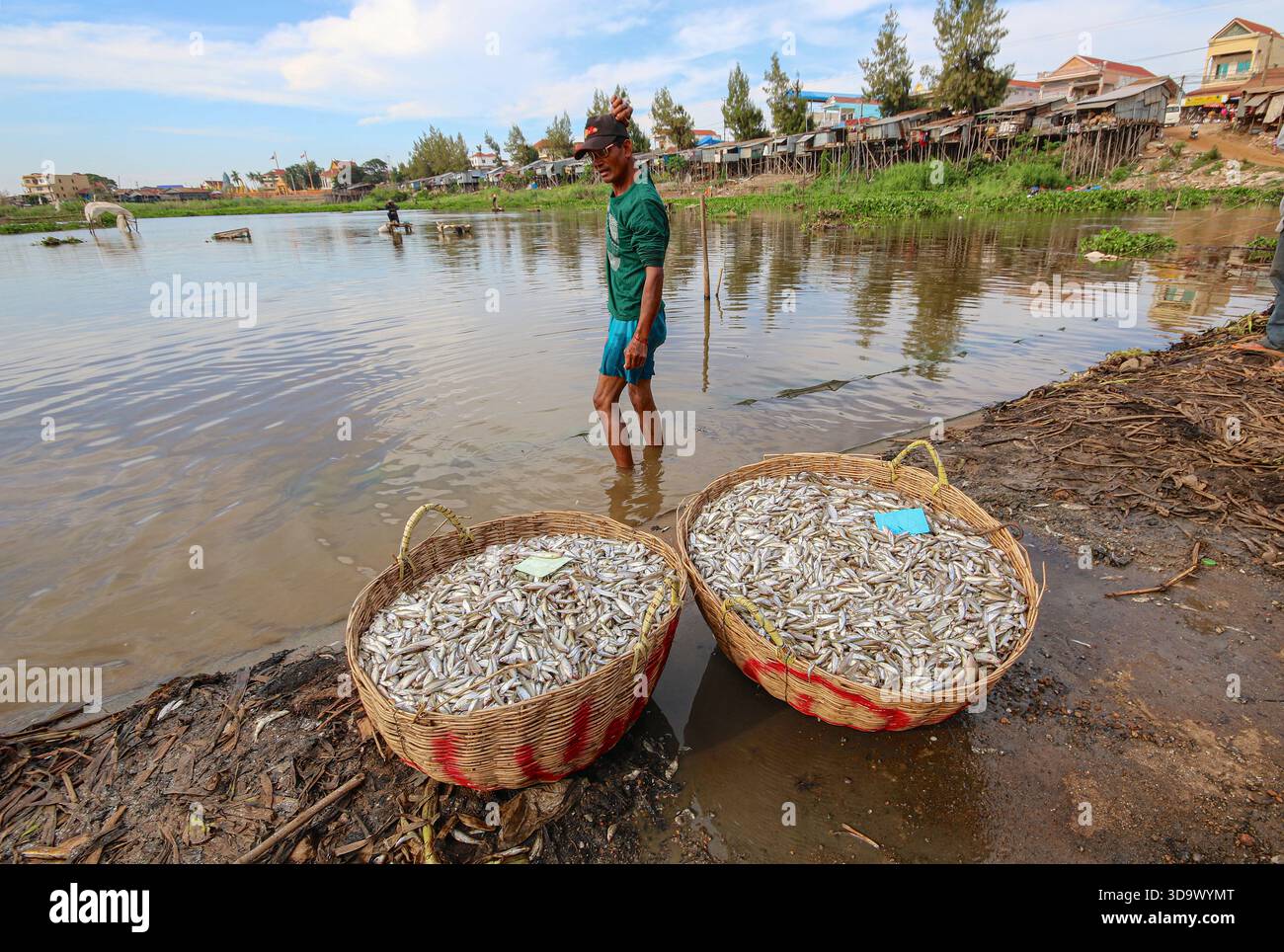 Tonle Sap River, Cambodia. Dec 07,2025. Local fisherman along the Tonle ...