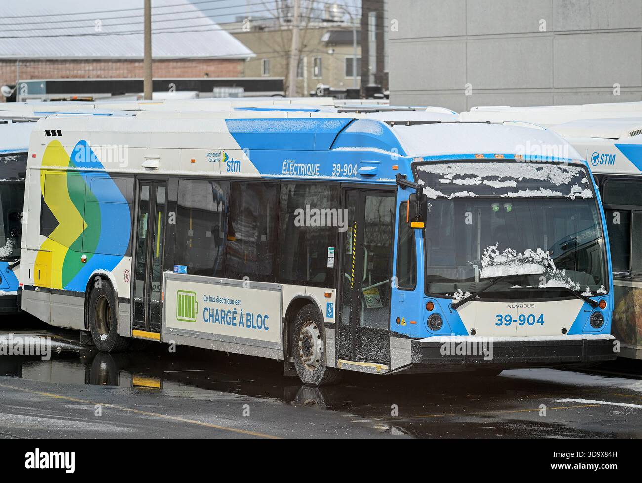 Un autobus électrique est photographié à un garage de la Société de ...