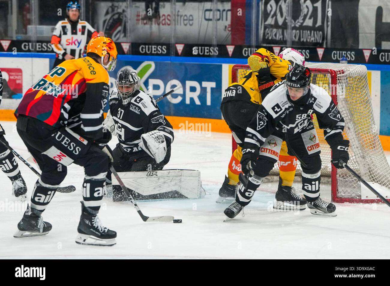 07/12/2025, Porza, Cornèr Arena, NL: HC Lugano - SC Bern, goalkeeper ...