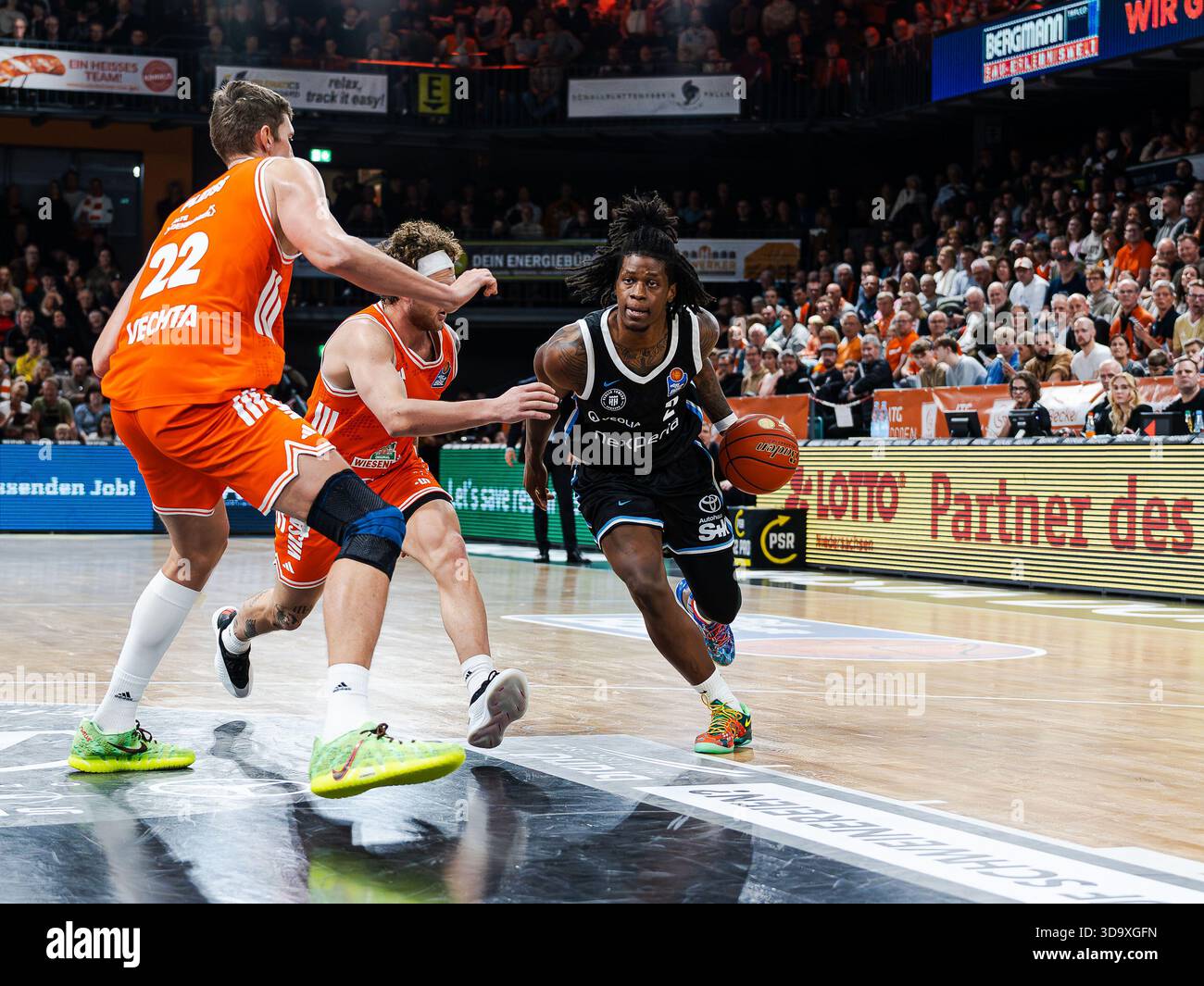 Leonard Thorpe Jr. (Veolia Towers Hamburg, 02) dribbling against Tibor ...