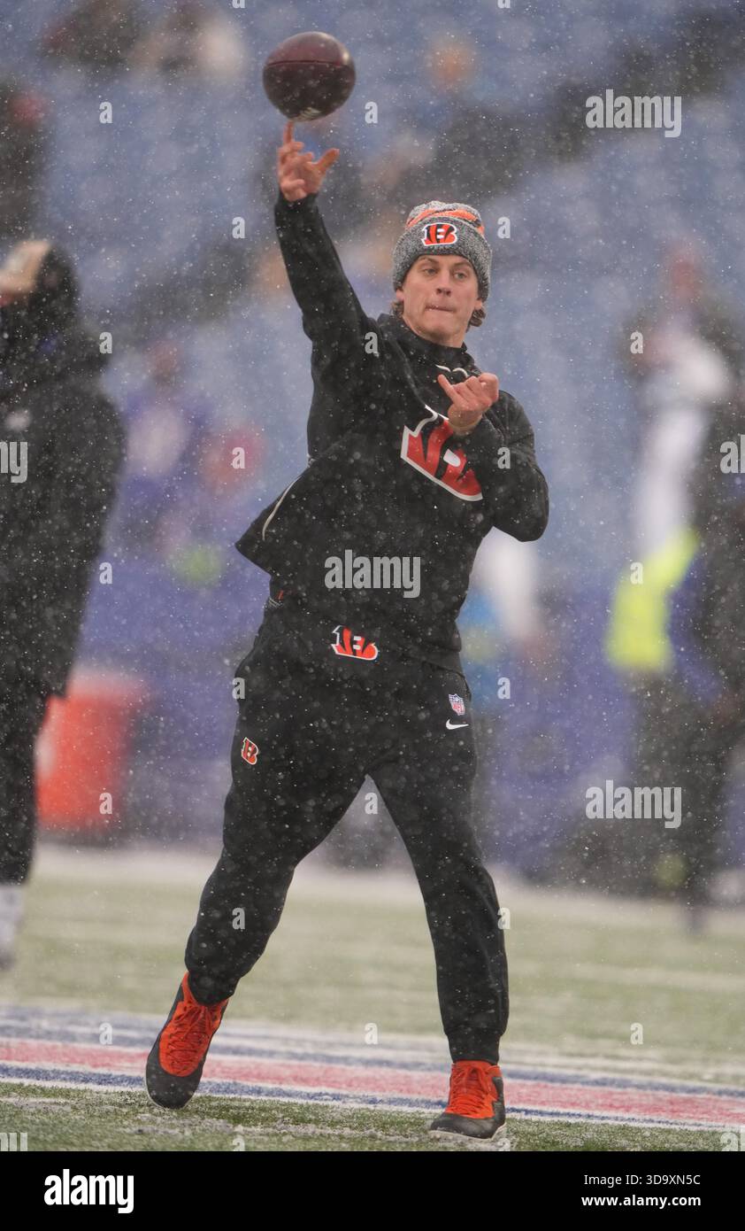Cincinnati Bengals quarterback Joe Burrow throws a pass during warmups ...