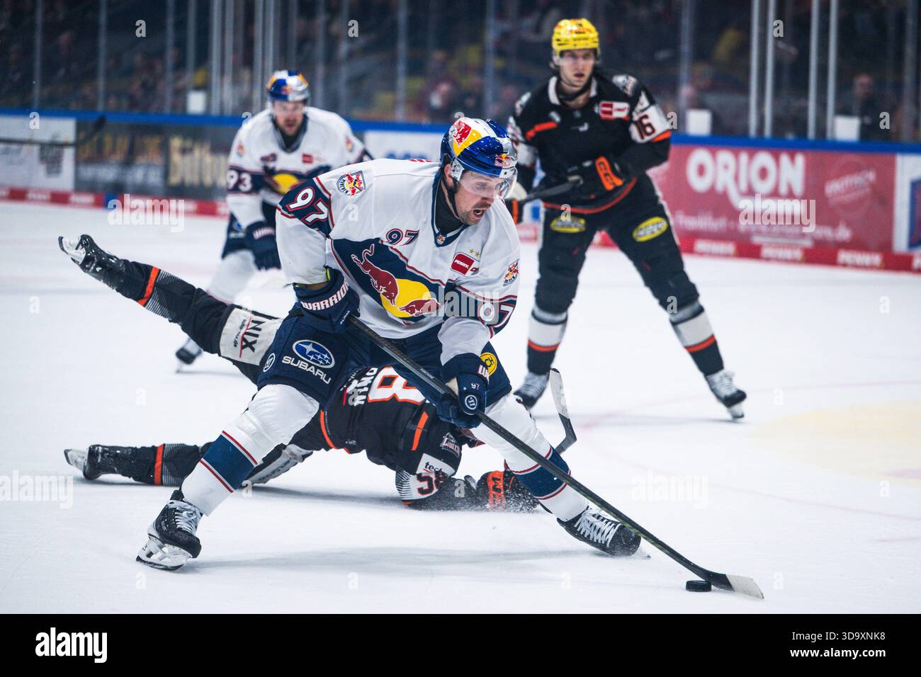 Ryan Mckiernan (Frankfurt Löwen, #58), Gabriel Fontaine (EHC Red Bull ...