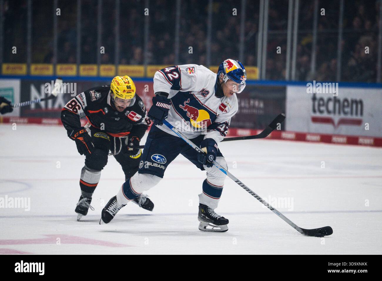 Cameron Brace (Frankfurt Löwen, #86) Yasin Ehliz (EHC Red Bull München ...