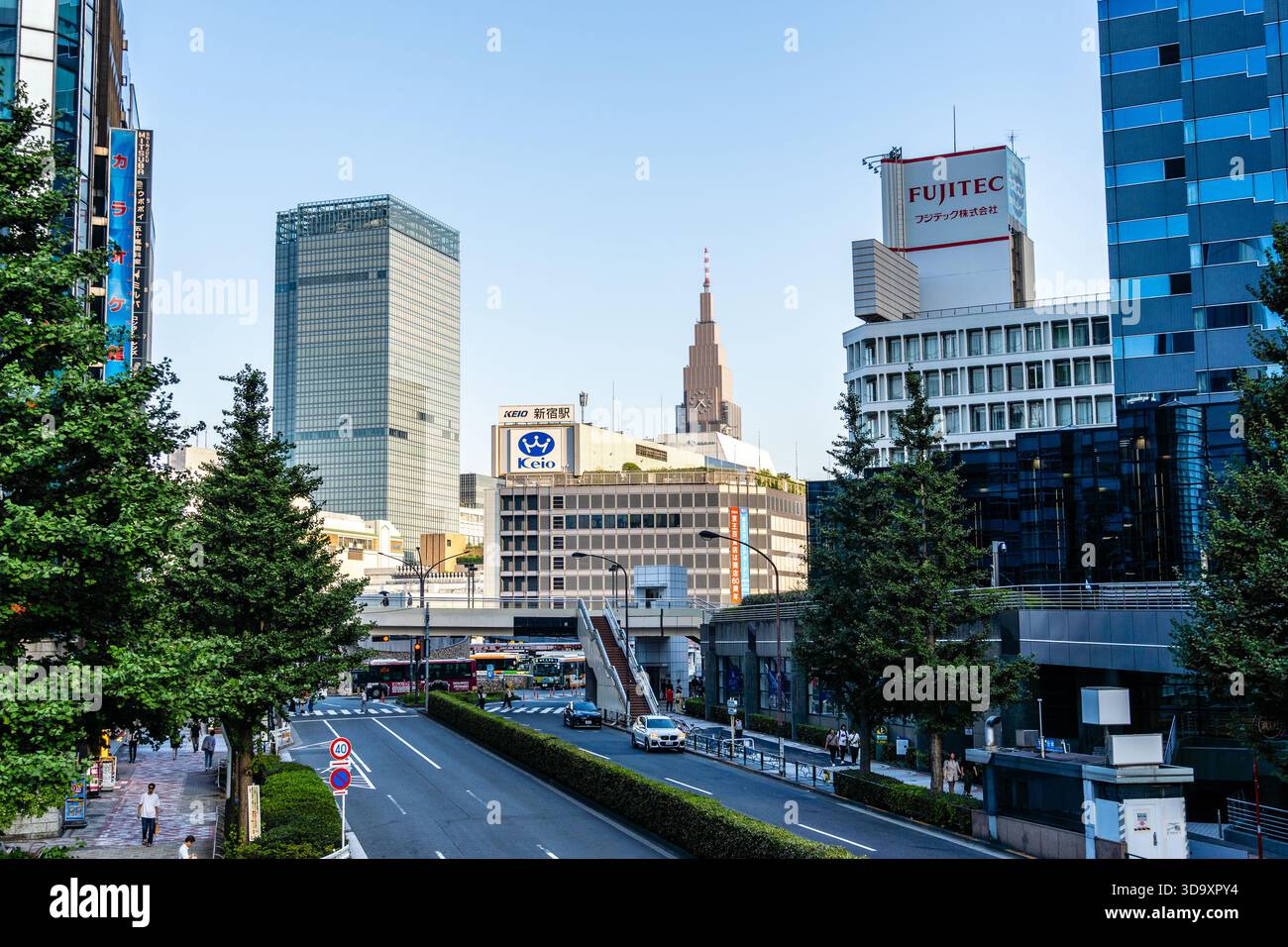 Buildings including skyscrapers shops hi-res stock photography and ...