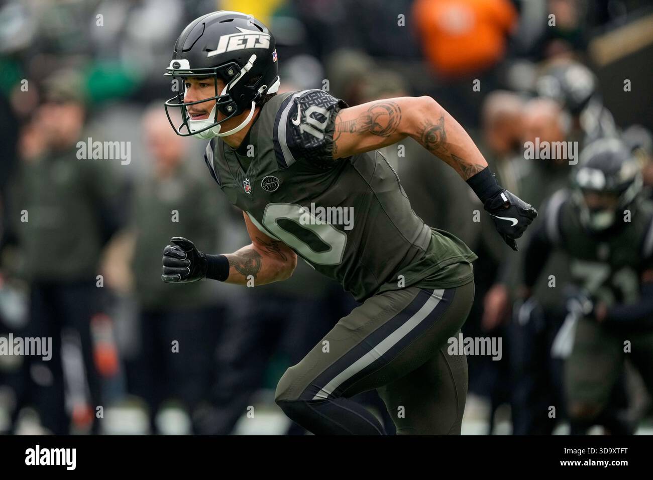 New York Jets wide receiver Allen Lazard (10) warms up before playing ...
