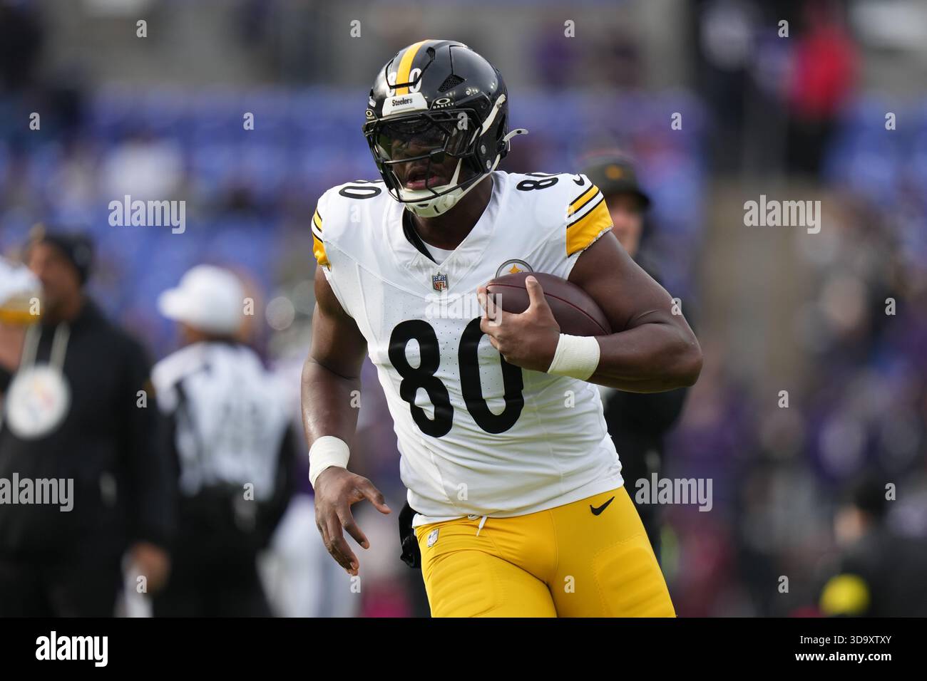 Pittsburgh Steelers tight end Darnell Washington warms up before an NFL ...