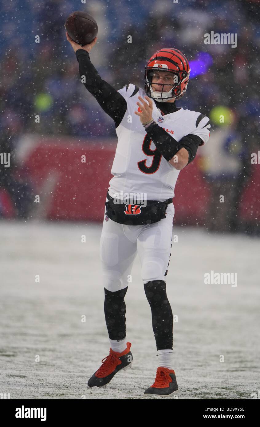 Cincinnati Bengals quarterback Joe Burrow throws a pass during warmups ...