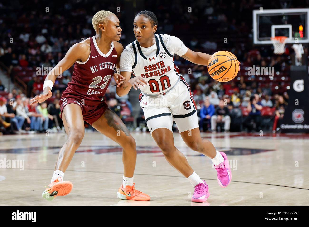 South Carolina guard Ta'Niya Latson (00) drives against North Carolina ...