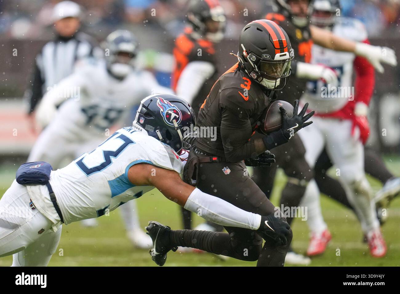 Cleveland Browns wide receiver Jerry Jeudy (3) carries the ball as ...