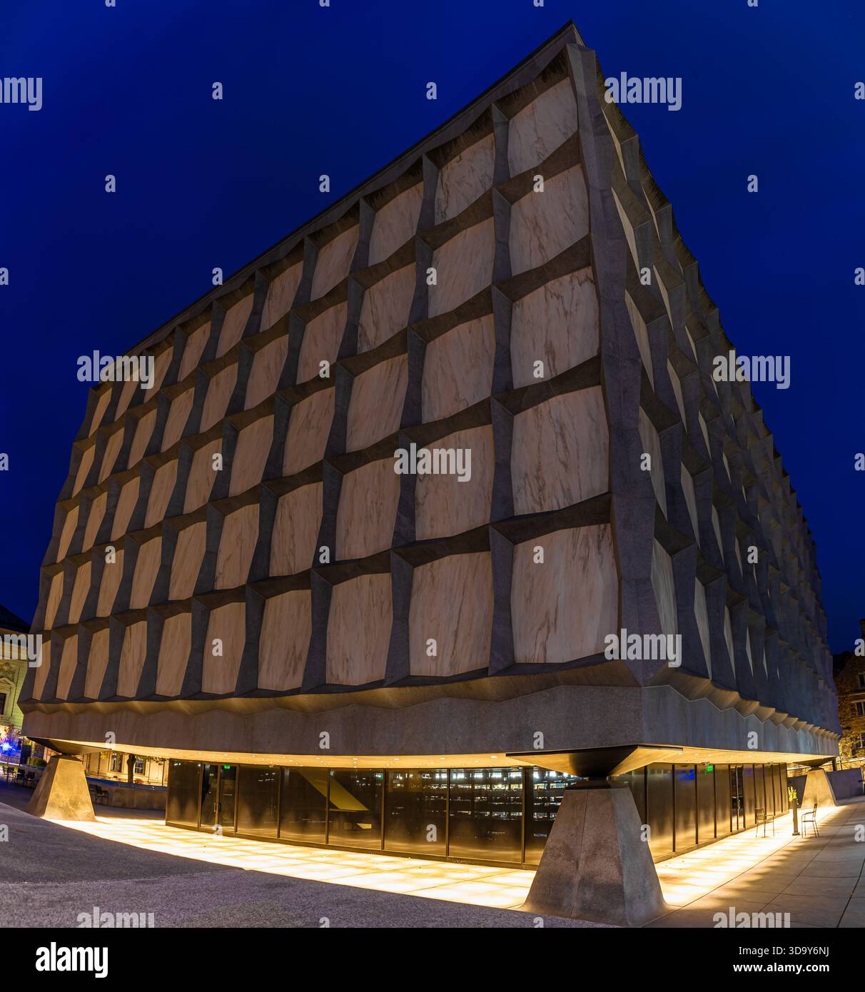 Yale university campus night hi-res stock photography and images - Alamy