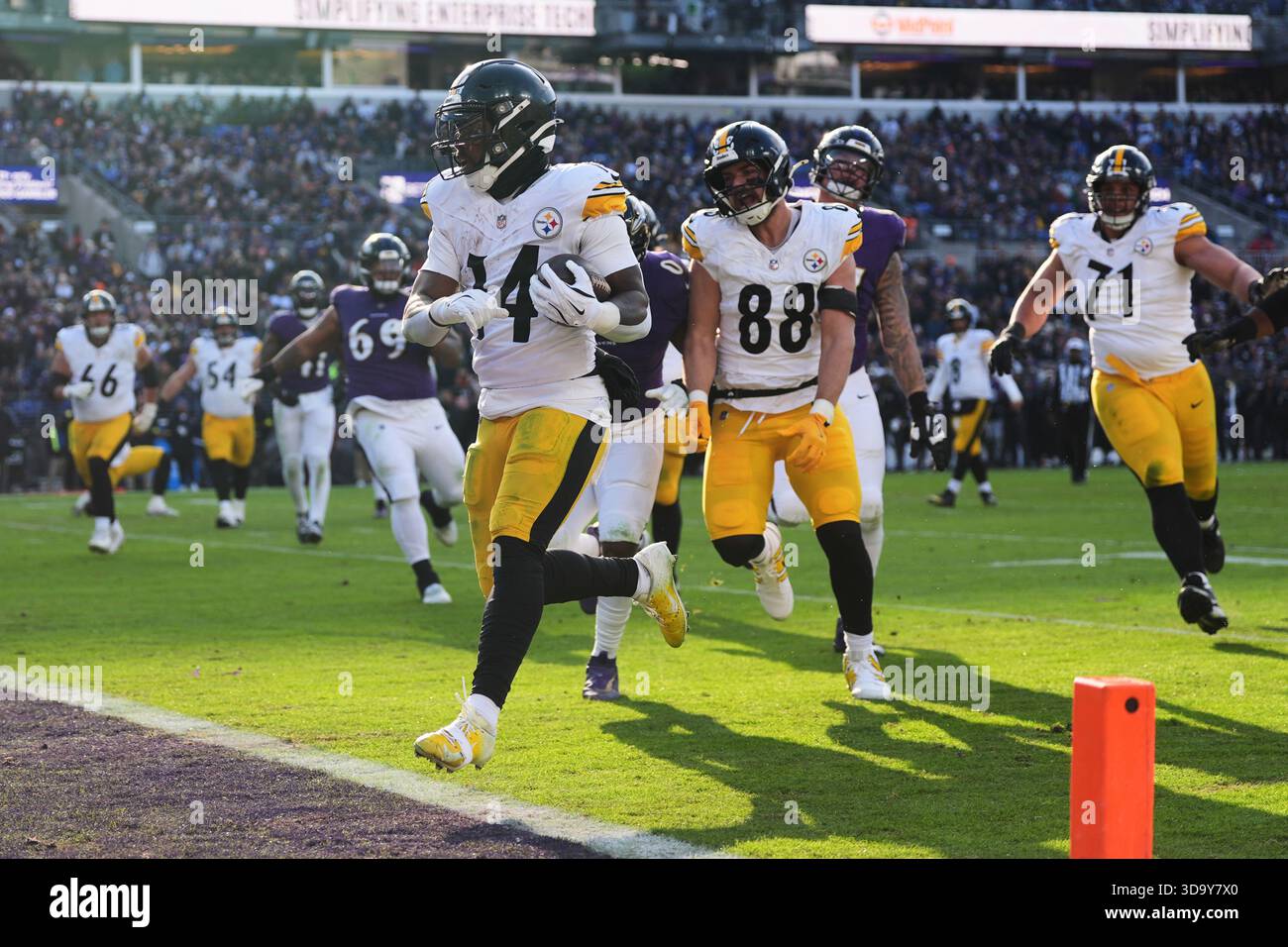 Pittsburgh Steelers running back Kenneth Gainwell (14) runs to the end ...