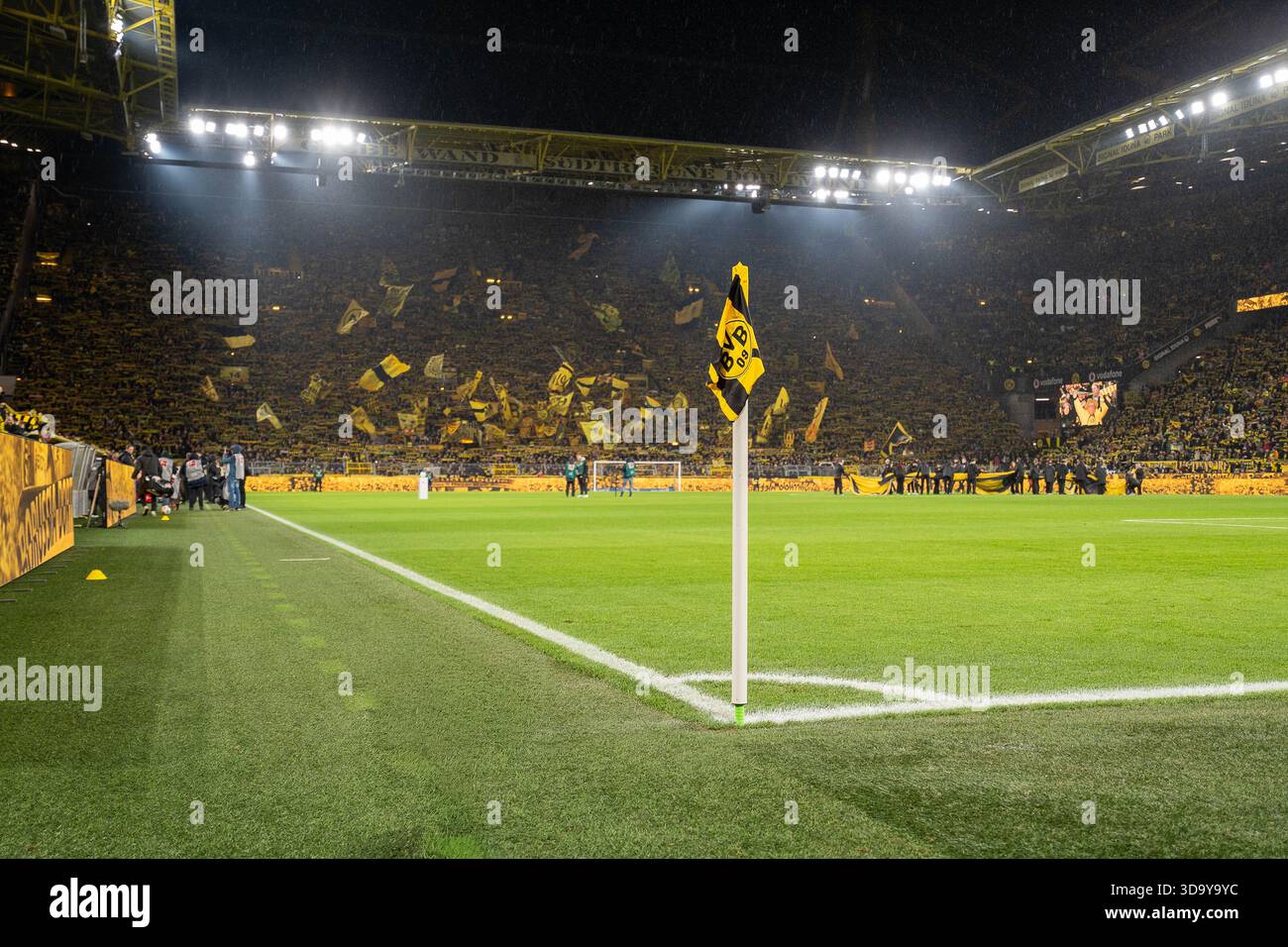 Corner flag with Borussia Dortmund logo in the foreground, in the ...