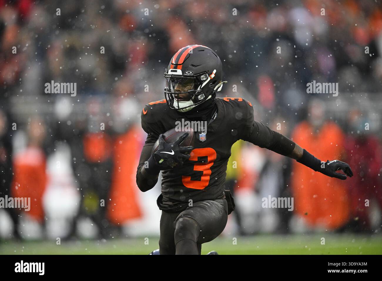 Cleveland Browns wide receiver Jerry Jeudy sprints to the end zone ...
