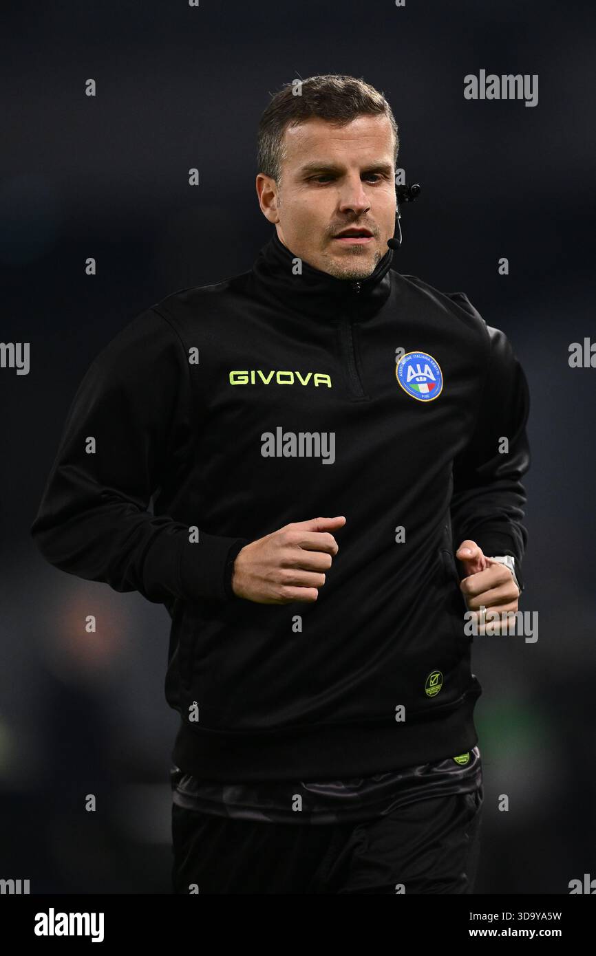 Referee Federico La Penna warm up prior the match of the 14th day of the Serie A Championship ...