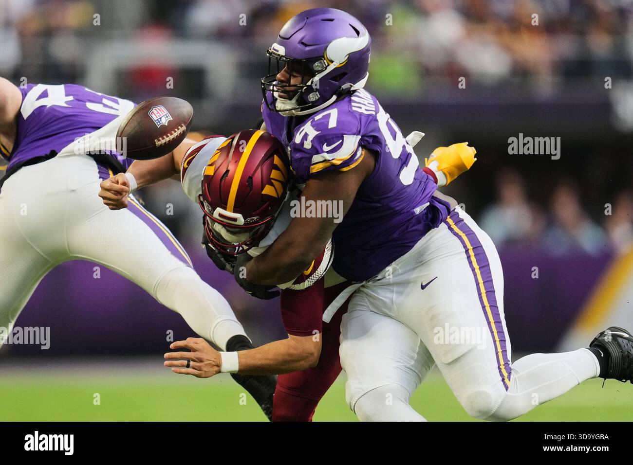Minnesota Vikings defensive tackle Javon Hargrave (97) forces ...