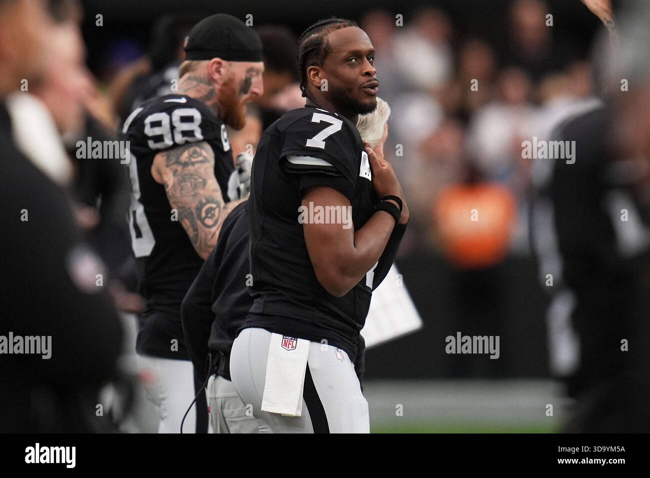 Las Vegas Raiders defensive end Maxx Crosby (98) and quarterback Geno ...