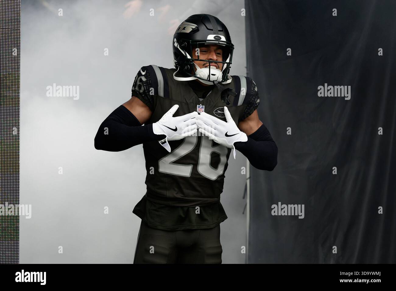New York Jets safety Isaiah Oliver (26) runs onto the field during ...