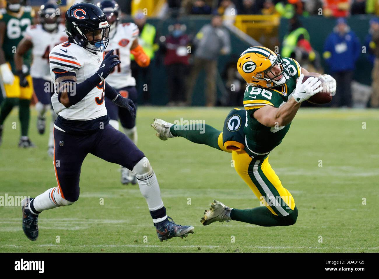 Green Bay Packers tight end Luke Musgrave (88) reaches for the ball ...