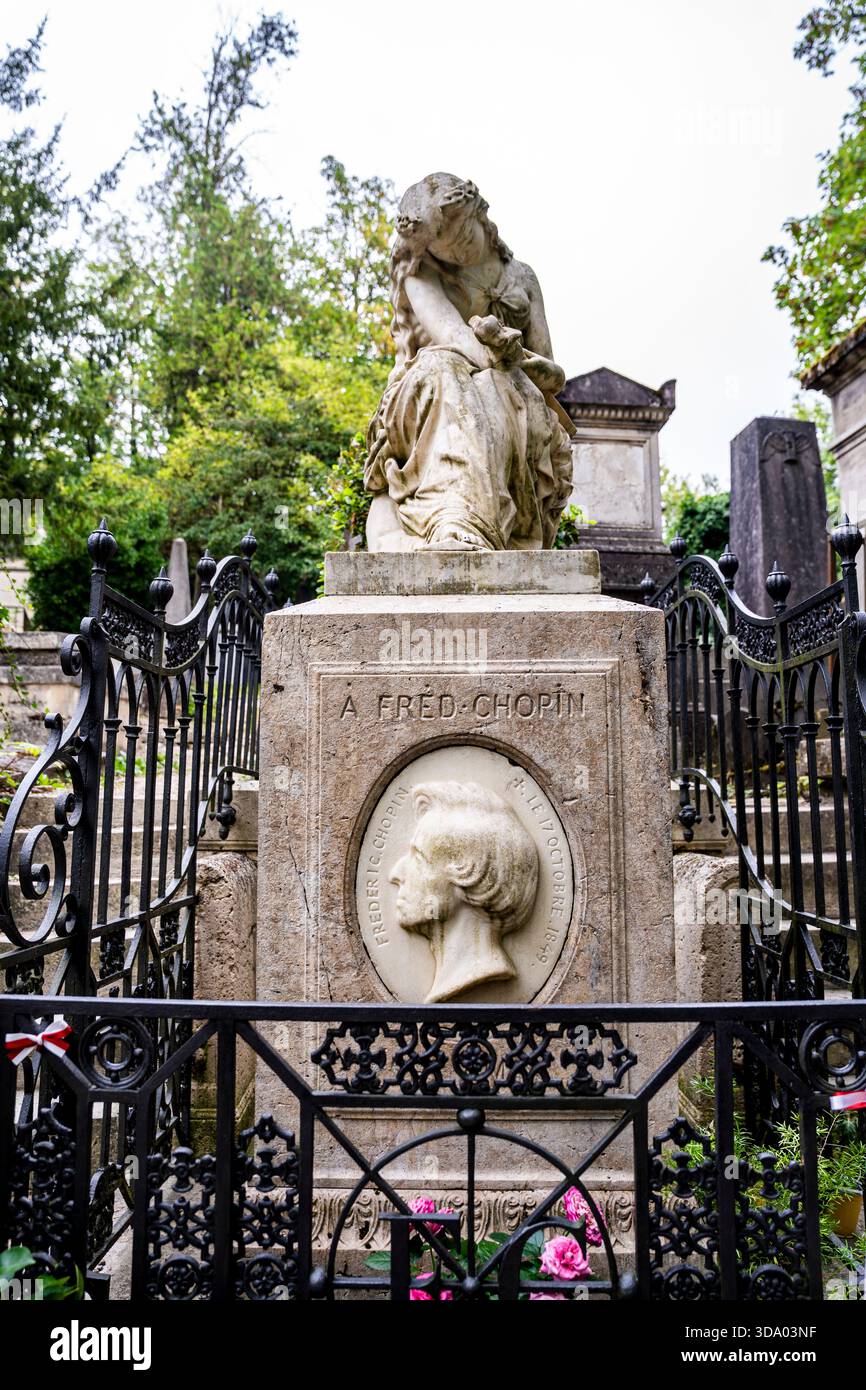 Grave of Polish composer and pianist Frederic Chopin (Fryderyk Chopin ...