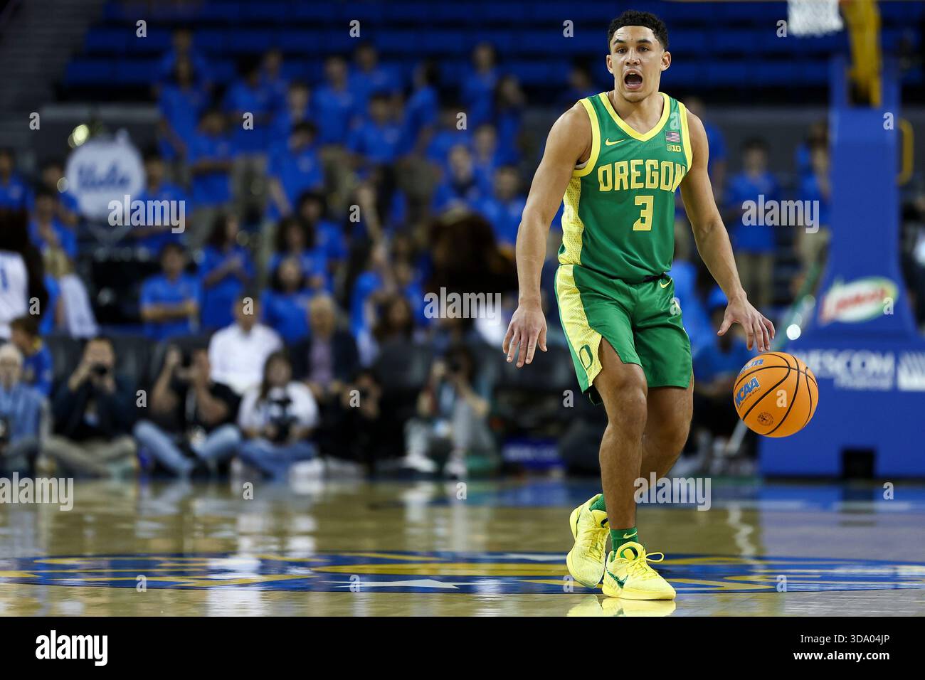 Oregon guard Jackson Shelstad (3) calls to his teammates while ...
