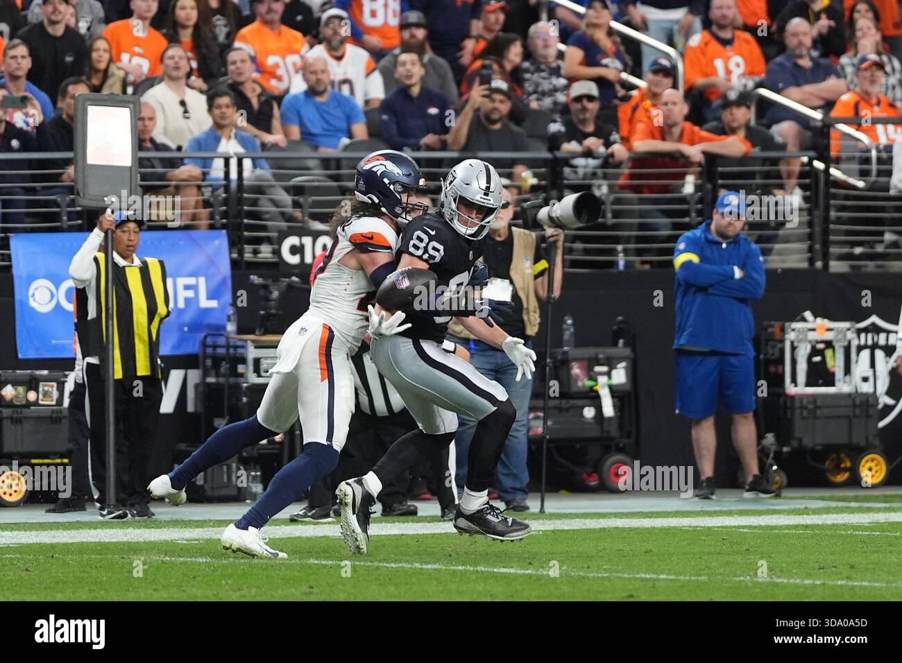 Las Vegas Raiders tight end Brock Bowers (89) catches a pass against ...