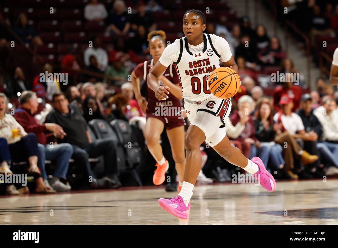 South Carolina guard Ta'Niya Latson (00) pushes the ball upcourt ...