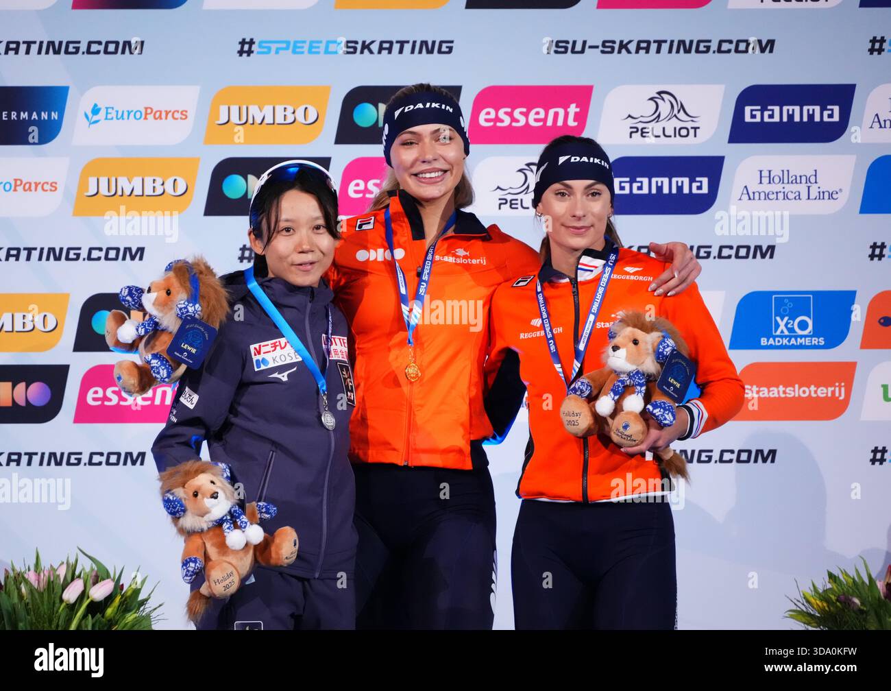 Huldiging 1000m vrouwen L-R Miho Takagi (JPN) , Jutta Leerdam (NED) en ...